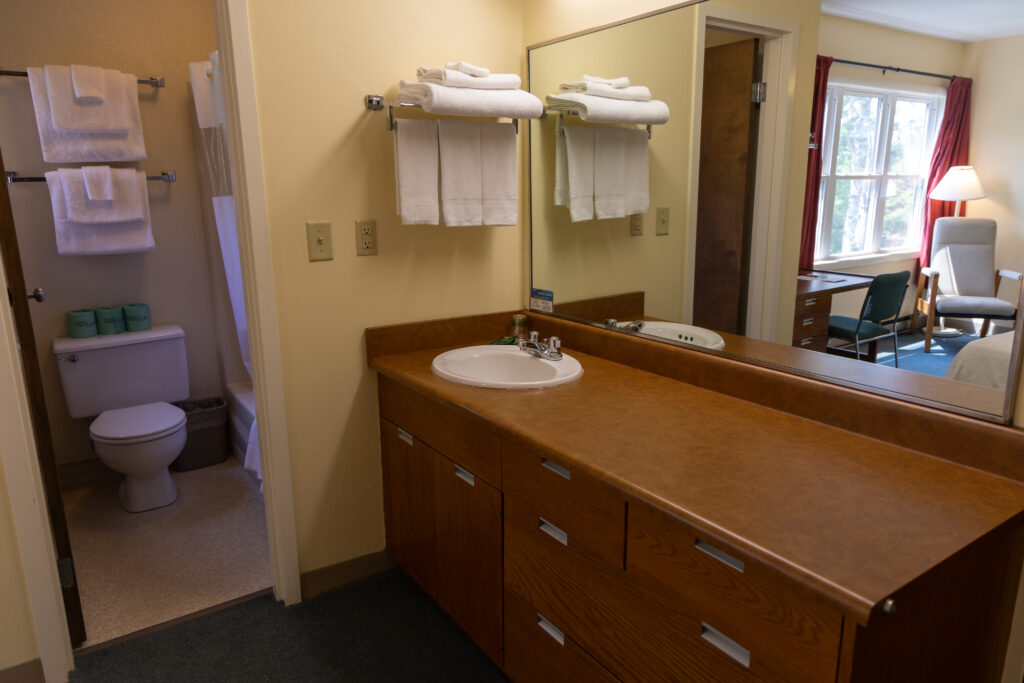 Bayview Lodge: Serene Waterfront Retreat Stay