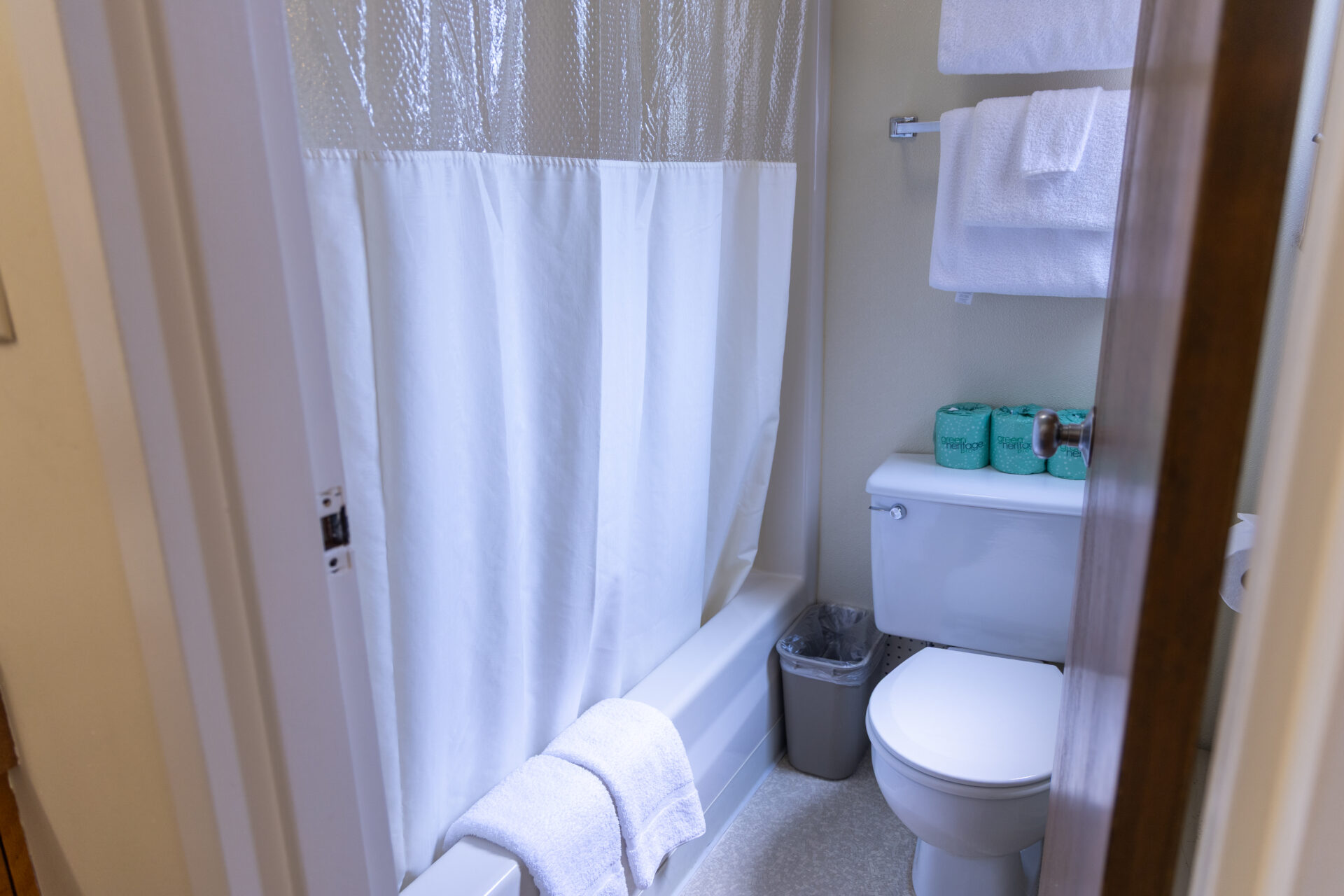 Bayview Lodge: Serene Waterfront Retreat Stay